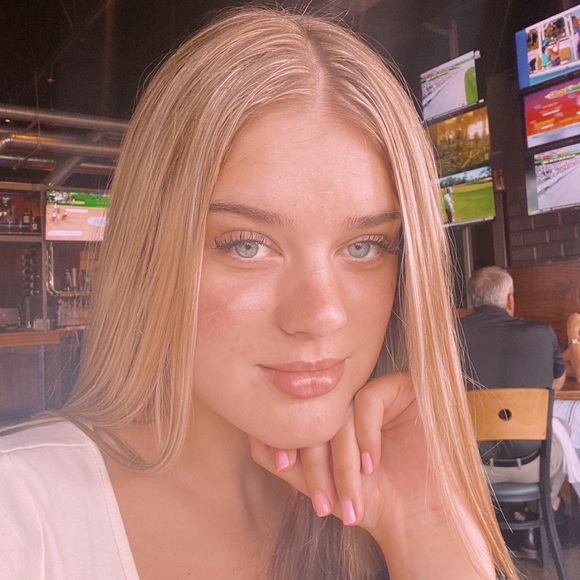 Sarah's Closet (@sarahpilarski) | Poshmark